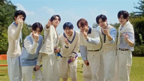 Enhypen Ot7 Group Photo Enniversary Wallpaper Group Photography Poses
