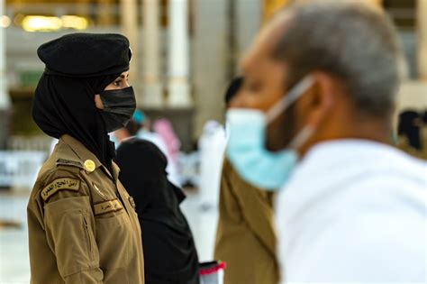Saudi Female Police Officer Supervises Ramadan Pilgrims In Mecca Al