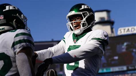 Watch New York Jets Star Makes Dazzling One Handed Touchdown Catch