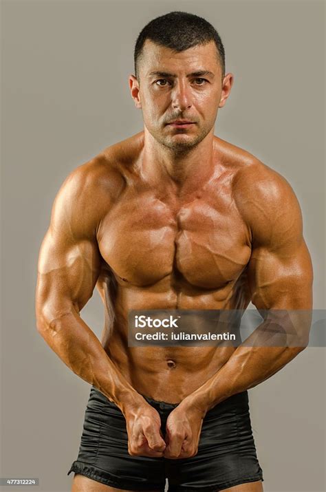 Foto De Bodybuilder Com Perfeita Abs Os Ombros Os Tríceps Bíceps Peito Flexionando Músculos E