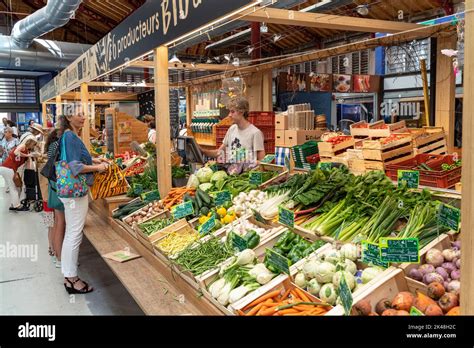 Stand Mit Gemüse Im Innenraum Der Markthalle In Colmar Elsass
