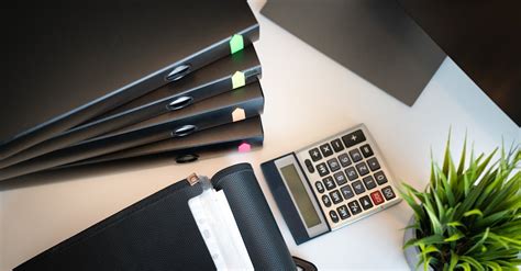 실내 간결한 검은색 경제 계산기 관리 관리 도구 관리 사무소 교육 금융 기록 보관소 기술 깨끗한 녹색 식물 다채로운 탭 더미 데스크톱 계산기