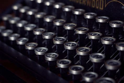 the difference between abstract and introduction