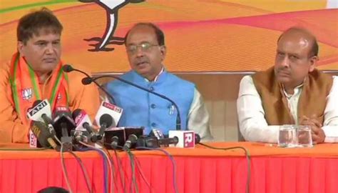 Rebel Aap Mla Devinder Kumar Sehrawat Joins Bjp General Elections 2019 News Zee News