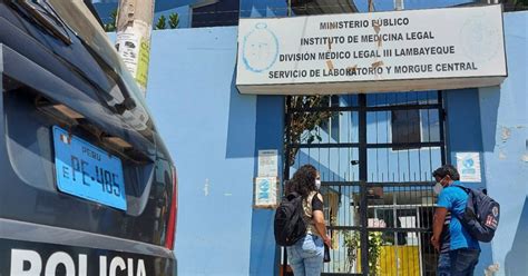 Con Cadáveres En Descomposición A Sus Alrededores Y Con Cuchillos De