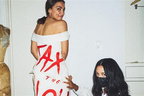 Aoc Est Allée Au Met Gala Avec Une Robe Taxez Les Riches