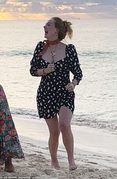 Adele Impacta En Instagram Con Un Bikini De La Bandera De Jamaica