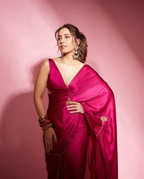 Raashii Khanna వెరైటీ చీరకట్టులో రఫ్ఫాడిస్తున్న రాశీఖన్నా Actress