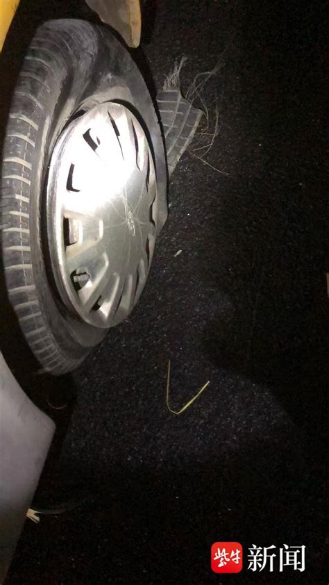 高速上小客车轮胎突然脱落，180度大转弯逆向停在了导流线车辆高速公路沭阳