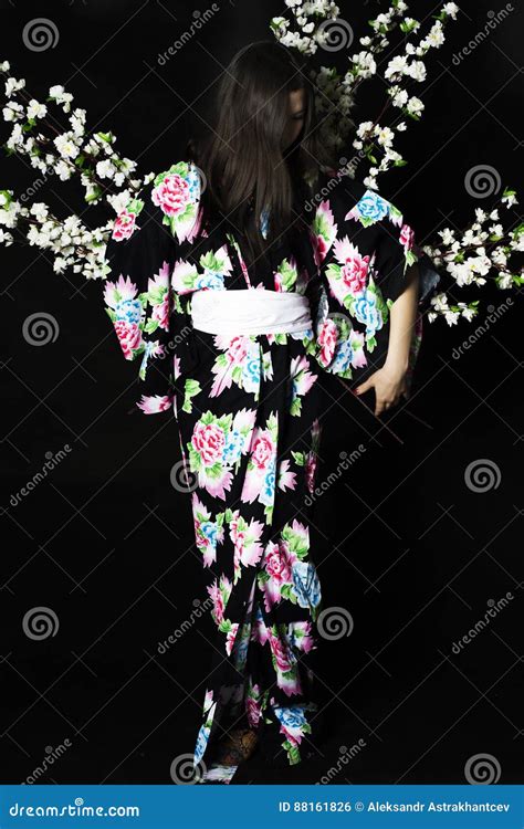 Het Japanse Meisje In Traditionele Japanse Kimono Houdt Twijgen Van Ch