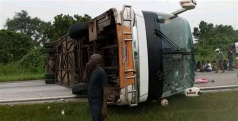 Évitant Un Mauvais Dépassement Sur Lautoroute Du Nord Un Car Utb Se Renverse 65 Victimes