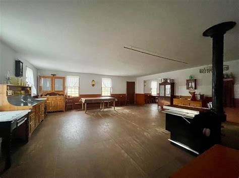 Inside An Austere Amish Home 17 Photos Amish America