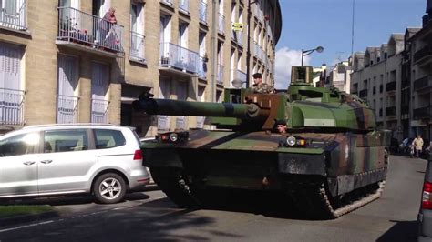 Un Char Leclerc Traverse Les Rues Dalençon Youtube