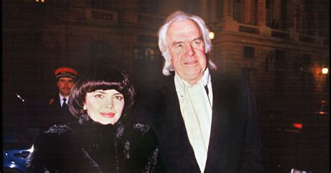 Mireille Mathieu Et Johnny Stark Arrivent à Une Soirée Chez Maxims à
