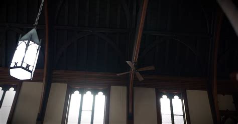 거룩한 건축 건축 세부 사항 고딕 스타일 고전적인 디자인 교회 그리움 나무 매달린 목재 들보 문화 유산 문화적 보존 성역 쇠사슬 숭경 스테인드