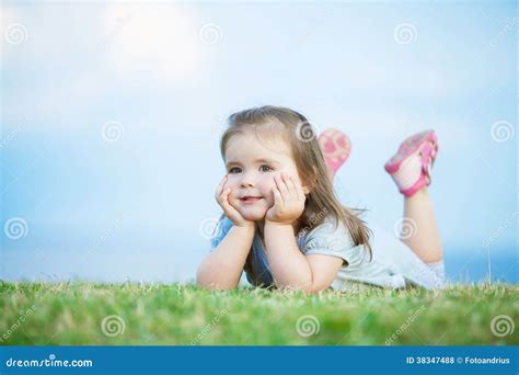 Petite Fille Mignonne Avec De Grands Yeux Bruns Photo Stock Image Du