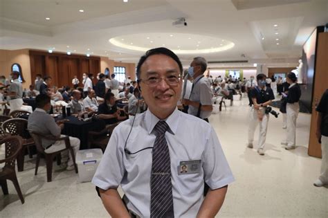 男眾志工為人群付出勤學習