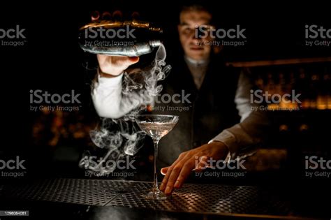 바텐더가 셰이커에서 바 카운터의 유리에 김이 나는 칵테일을 붓습니다 강철에 대한 스톡 사진 및 기타 이미지 강철 검은색 근거리 초점 Istock