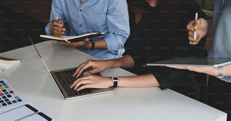 그래픽 디자인 팀이 함께 작업하고 스마트폰의 새로운 기능에 대해 브레인스토밍하는 상위 뷰 이미지입니다 협업공동 작업자회의함께 일하는 개념 사진 Unsplash의