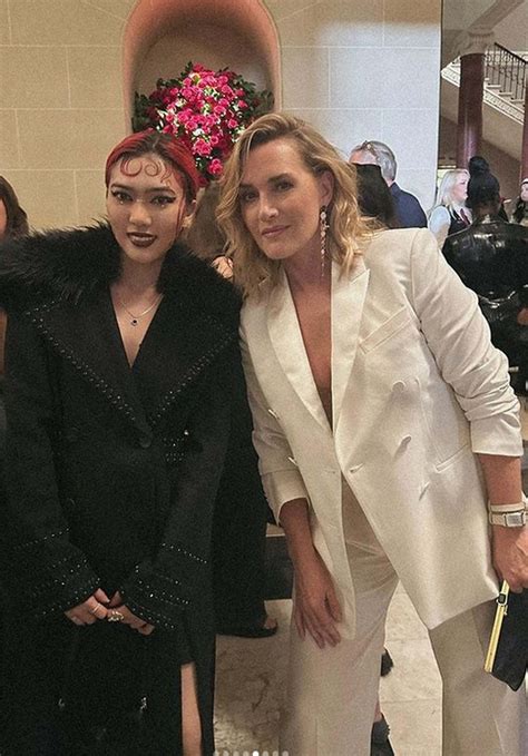 Foto Isyana Sarasvati Eksis Di Vogue World Ketemu Kate Winslet Dan Anna Wintour