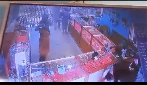 ပုသိမ်ကြီးမြို့နယ် အောင်သပြေရွှေဆိုင်တွင် သေနတ်ပစ်ဖောက် ဓါးပြတိုက်မှု ဖ