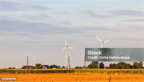 현장의 풍력 발전 단지 풍력 터빈은 일몰에 전기 대체 에너지 및 녹색 기술을 생성하기 위해 회전합니다 0명에 대한 스톡 사진 및 기타 이미지 Istock