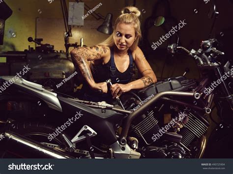 693 Imágenes De Girl Fixing Motorcycle Imágenes Fotos Y Vectores De