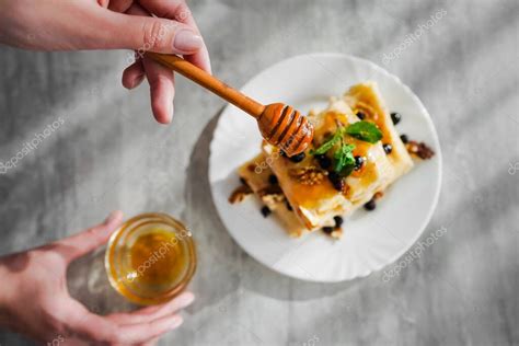 Panqueques De Mamá Con Miel Nueces Y Bayas Desayuno De Vacaciones La