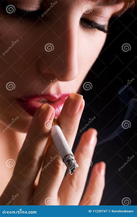 Frau Mit Zigarette Stockbild Bild Von Frau Zauber Zigarette 11239747