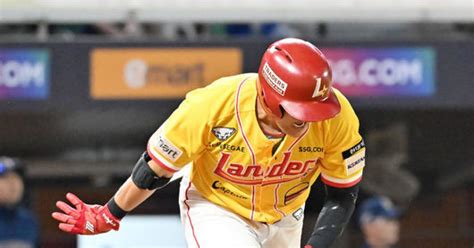 배트 땅에 내리꽂는 추신수 사진