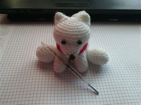 Arctic Fox Veterinary Assistant — Weasyl