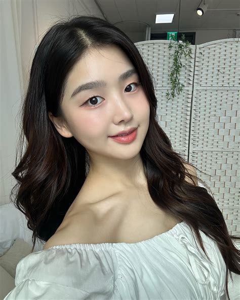 김규리🍊 달콤하게 녹아 내 입술에 퐁당 빠져볼래~🩷 광고 Amuse 의 선명한 컬러감과 독보적인 광택이 오래 지속되는 롱래스팅 고발색 And 고광택 컬러 립밤을 들고