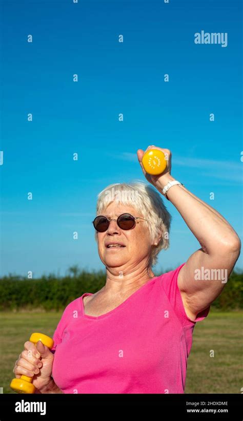 Femme Dans La Soixantaine Banque De Photographies Et Dimages à Haute