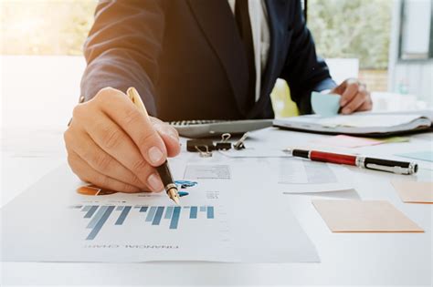 비즈니스 사람 투자 컨설턴트 회사 연례 재정 보고서 대차 대조표 문을 작업 분석 그래프 문서 비즈니스 시장 사무실 세금의 개념