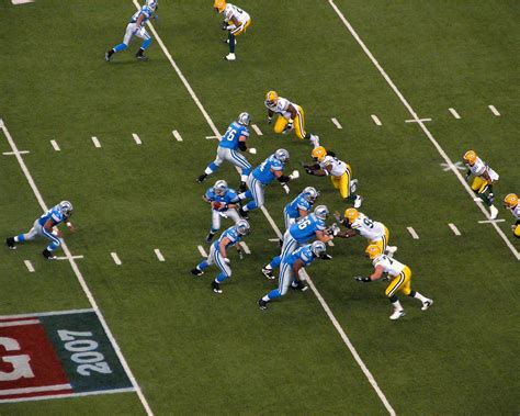 Running Play Jon Kitna Prepares To Hand Off To Kevin Jones Flickr