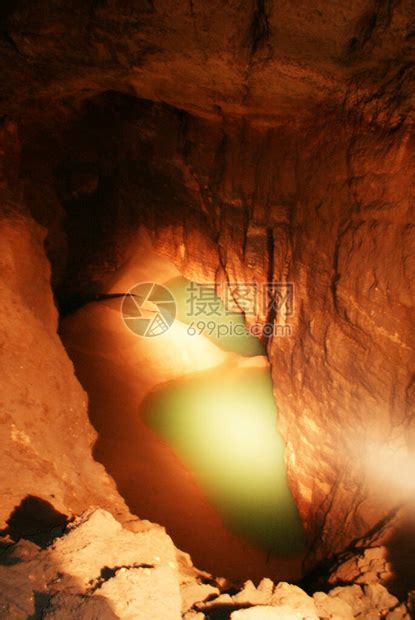 一个有地下湖钟乳石和笋在地下洞穴中高清图片下载 正版图片504435467 摄图网
