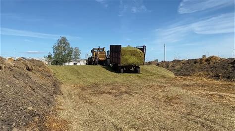 МТЗ 80 разгрузка силоса в траншею с помощью Кировца - YouTube