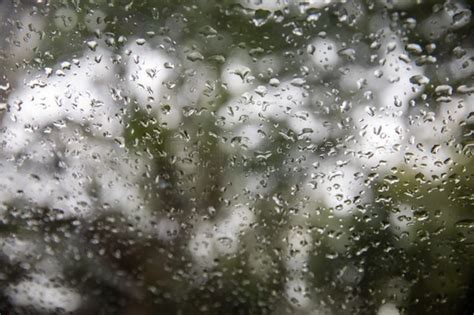 挡风玻璃背景雨后雨滴在汽车挡风玻璃上，雨季玻璃窗上有水滴模板免费下载格式626像素编号68953406 千图网