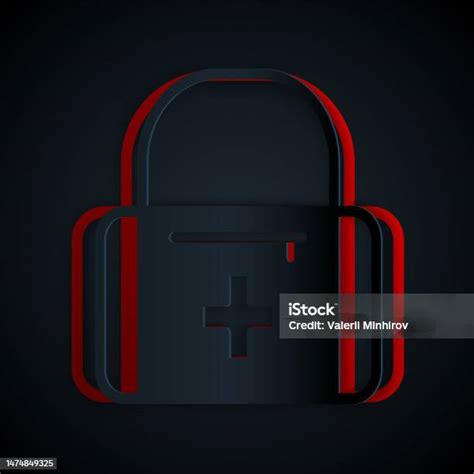 검은 색 배경에 격리 된 종이 절단 응급 처치 키트 아이콘 십자가가 있는 의료 상자 응급 의료 장비 헬스케어 개념 종이 아트 스타일 벡터 0명에 대한 스톡 벡터 아트 및