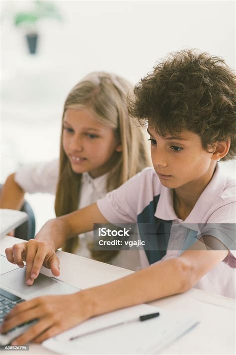 Anakanak Coding Di Sekolah Foto Stok Unduh Gambar Sekarang 10 11 Tahun Anak Umur Manusia