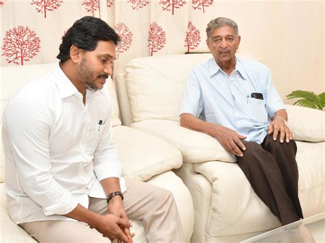 పులివెందులలో వైఎస్‌ జగన్‌ ఫొటోలు Ys Jagan Pays Tribute To His Cousin Ys Abhishek Reddy In