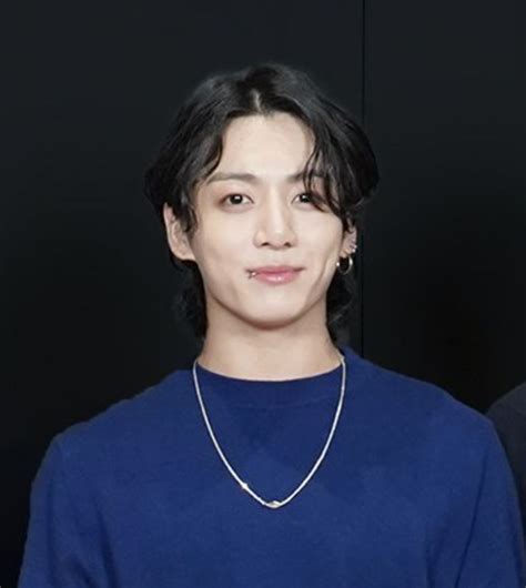 Jungkooks Pensive Dimples On Twitter Jungkook Foto Jungkook Dimples