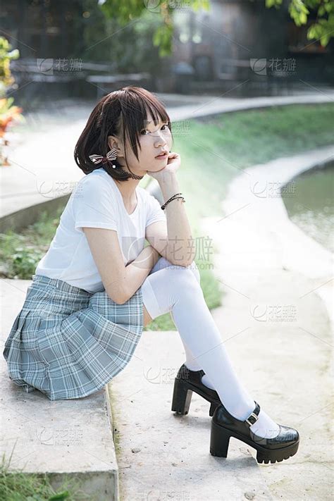 亚洲女孩的肖像与白色衬衫和裙子坐在户外自然复古电影风格素材 花瓣网 亚洲女孩的肖像与白色衬衫和裙子坐在户外自然复古电影风格素材 花瓣网