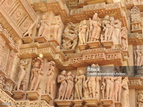 Lukisan Dinding Erotis Di Dalam Kuilkuil Kelompok Barat Termasuk