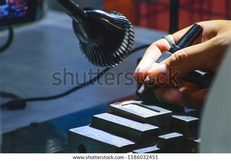 Injection Mold Release 照片、图片和图像 Shutterstock