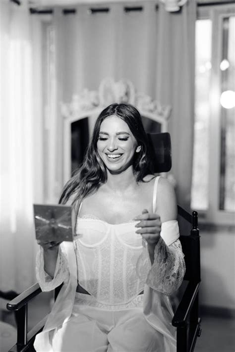 실내 감정 개인적인 개인적인 순간 거울 고전적인 초상 긍정적인 기쁨 긴 머리 독서하는 라이프스타일 레이스 의상 미소 밝기 블랙 앤 화이트