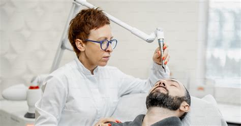 미용실에서 남자에게 레이저 성형 수술을 하는 미용사 노화 방지 비침습적 비수술적 레이저 안면 성형으로 자연스러운 결과 개념 사진 Unsplash의 우크라이나 이미지