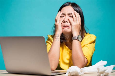 女人看笔记本电高清图片下载 正版图片503990785 摄图网