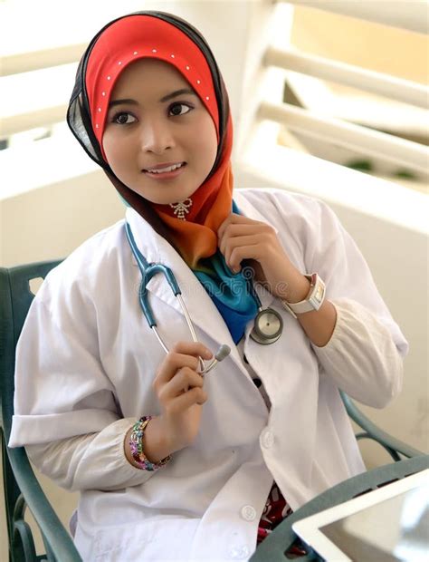 Doctor Musulm N Bastante De Sexo Femenino Con El Estetoscopio Foto De Archivo Imagen De