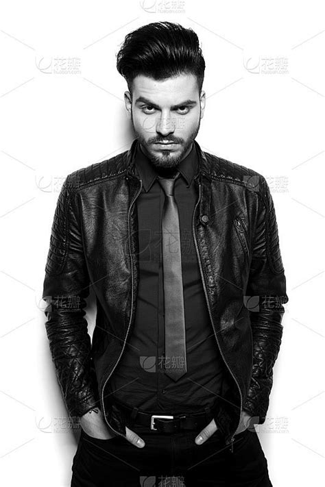 穿着皮夹克的英俊商人